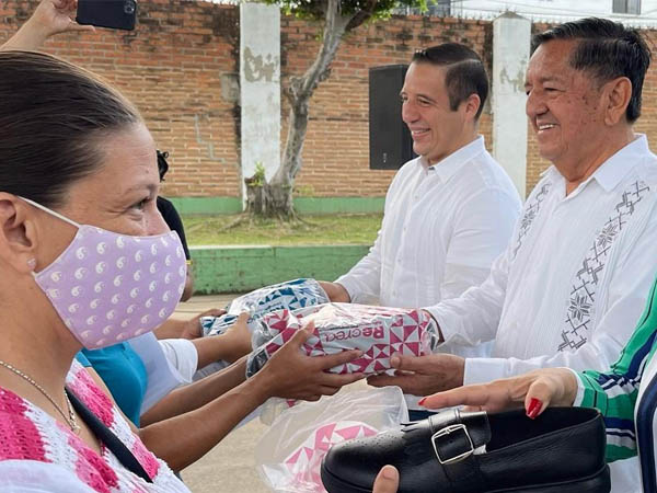 Entregan apoyos escolares del programa ‘Recrea’ | Puerto Vallarta ...