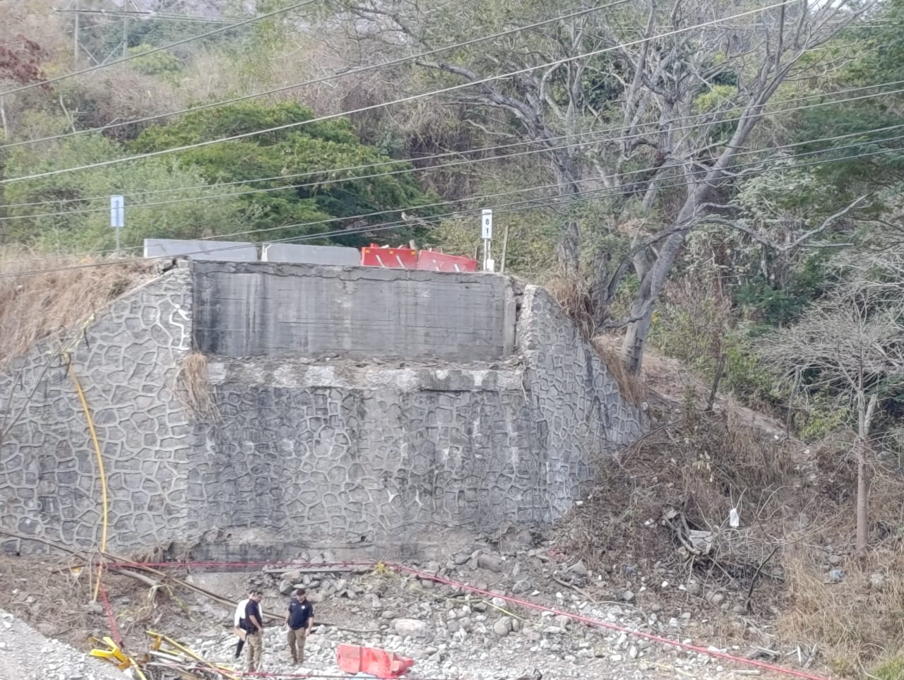 Motociclista cae al vacío en el puente derrumbado de La Desembocada ...